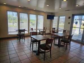 Café da manhã para viagem grátis todos os dias