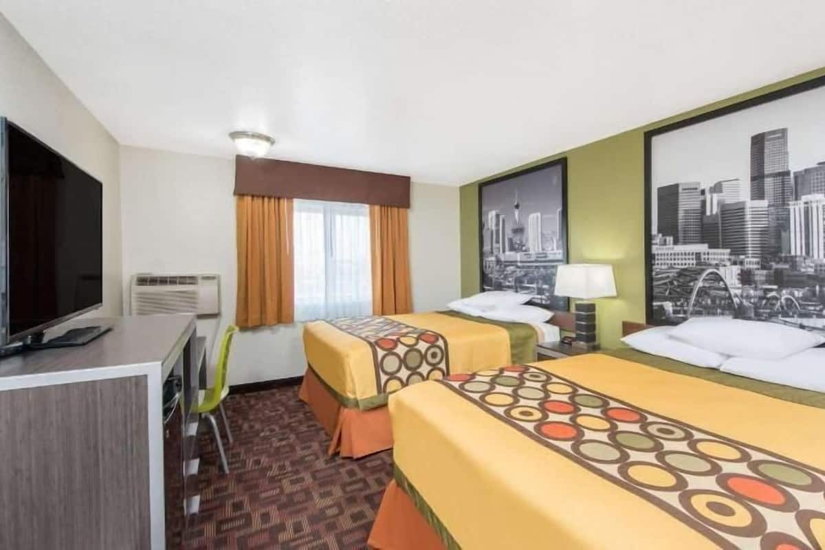 Cortinas blackout, berços grátis, Wi-Fi de cortesia, roupa de cama