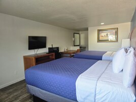 Quarto Duplo, 2 camas queen-size | Com mobília individualizada, secretária, ferro/tábua de engomar 