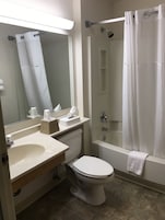 Quarto, 1 cama Queen, para não fumantes | Banheiro | Secador de cabelo (mediante solicitação), toalhas de banho