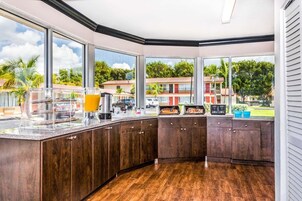 Um frigorífico, um micro-ondas