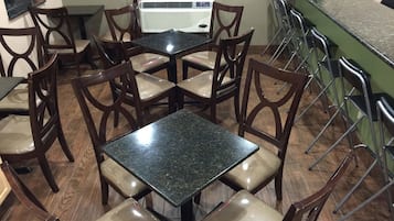 Café da manhã para viagem grátis todos os dias