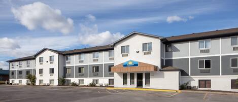 Um hotel Days Inn com um estacionamento na frente.