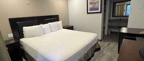 Secretária, ferro/tábua de engomar, berços/camas para crianças grátis