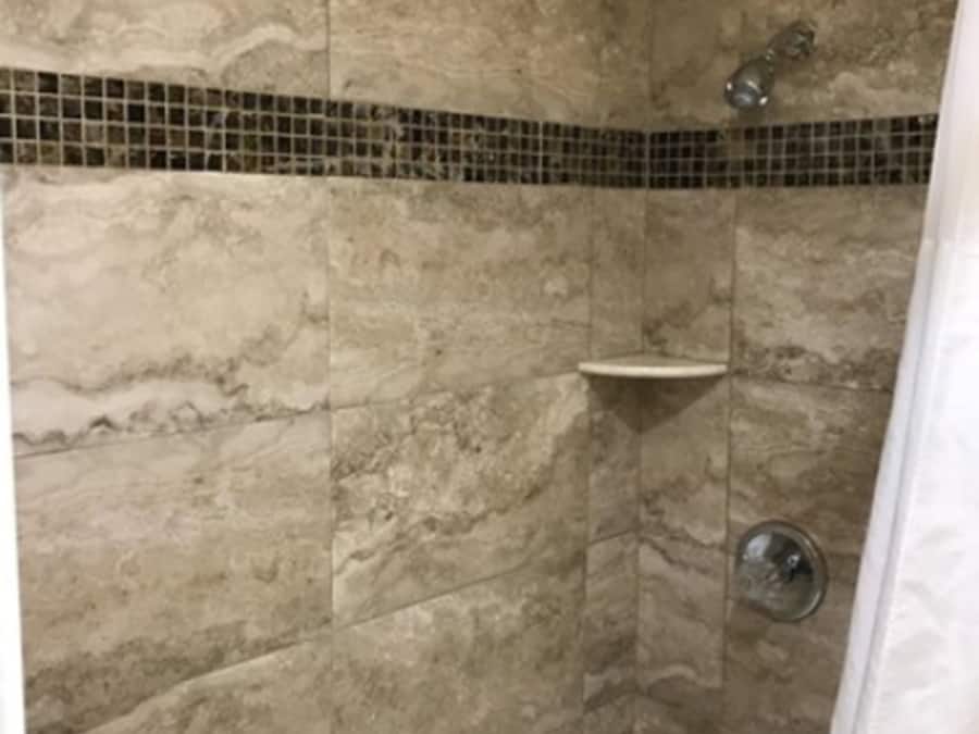 Quarto, 1 cama king-size, acessível, não fumadores | Casa de banho | Artigos de higiene pessoal grátis, um secador de cabelo