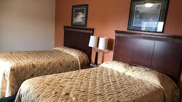 Quarto standard, 2 camas de casal, acessível, para não fumantes | Escrivaninha, quartos à prova de som, Wi-Fi de cortesia, roupa de cama