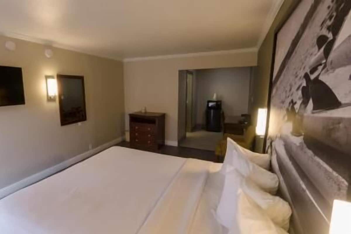 Escrivaninha, ferros/tábuas de passar roupa, berços (sobretaxa)