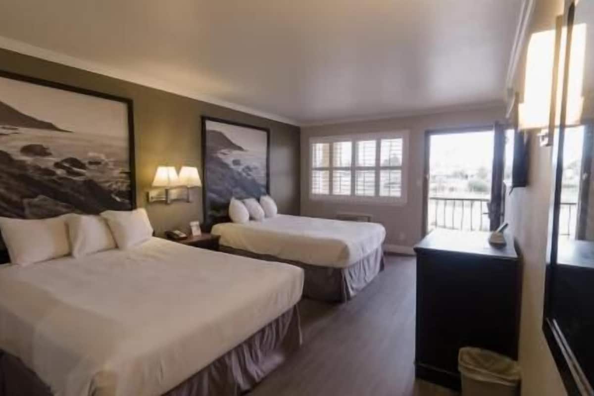 Escrivaninha, ferros/tábuas de passar roupa, berços (sobretaxa)