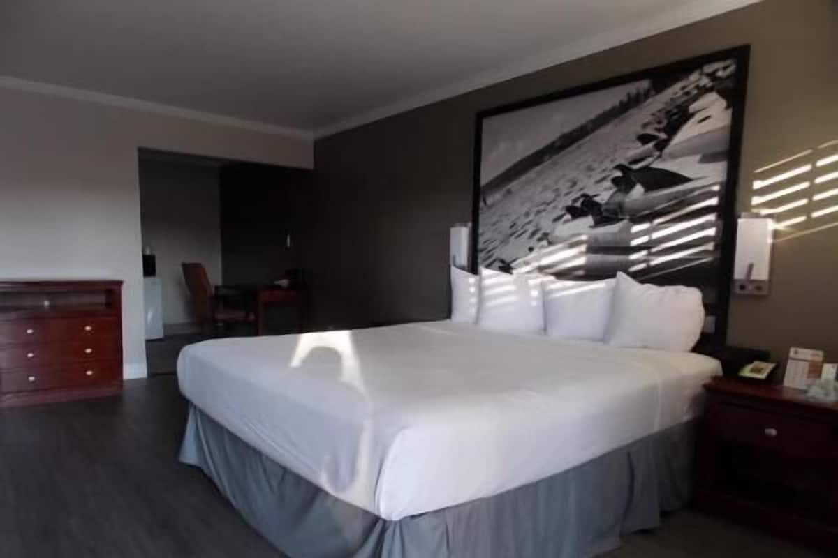 Escrivaninha, ferros/tábuas de passar roupa, berços (sobretaxa)