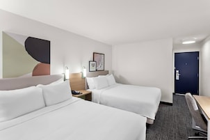 Quarto, 2 camas Queen | Escrivaninha, ferros/tábuas de passar roupa, Wi-Fi de cortesia