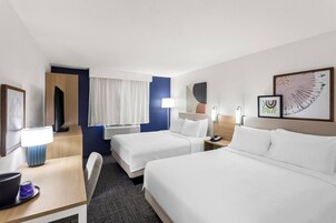 Quarto, 2 camas Queen | Escrivaninha, ferros/tábuas de passar roupa, Wi-Fi de cortesia