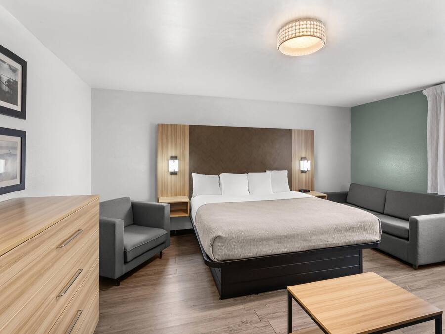 Suite, 1 cama king-size, não fumadores | Secretária, roupa de cama fornecida
