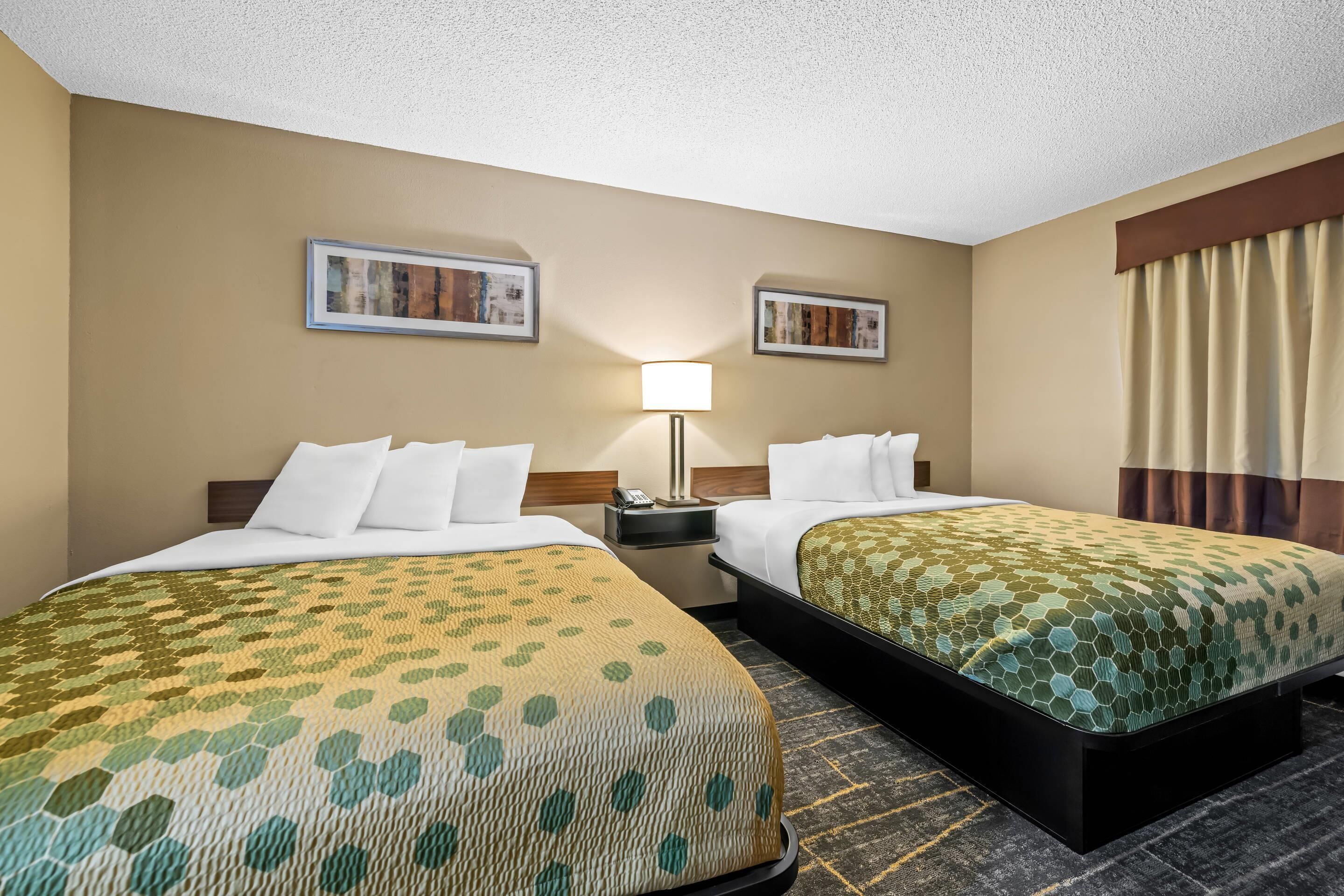 Quarto standard, 1 cama Queen, para não fumantes | Cofres nos quartos, individualmente mobiliados, escrivaninha