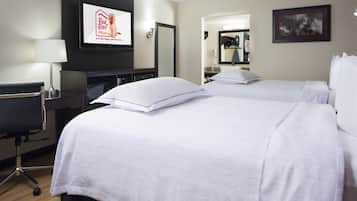 Quarto premium, 2 camas de casal (Upgraded Bedding & Snack, Smoke Free) | 1 quarto, escrivaninha, ferros/tábuas de passar roupa, berços grátis