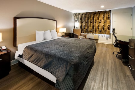 Quarto, 1 cama king-size, não fumadores (Check-in: 3PM–12AM) | Roupa de alta qualidade, cofre no quarto, secretária . Knights Inn Fayetteville