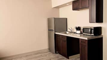 Suíte estúdio luxo, 1 cama King, para não fumantes (Refrigerator) | Cofres nos quartos, escrivaninha, espaço de trabalho para notebook