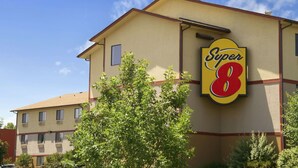 Edifício de hotel Super 8, com fachada bege, várias janelas e um letreiro chamativo 'Super 8'.