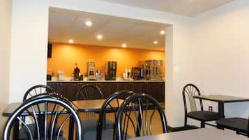 Café da manhã para viagem grátis todos os dias