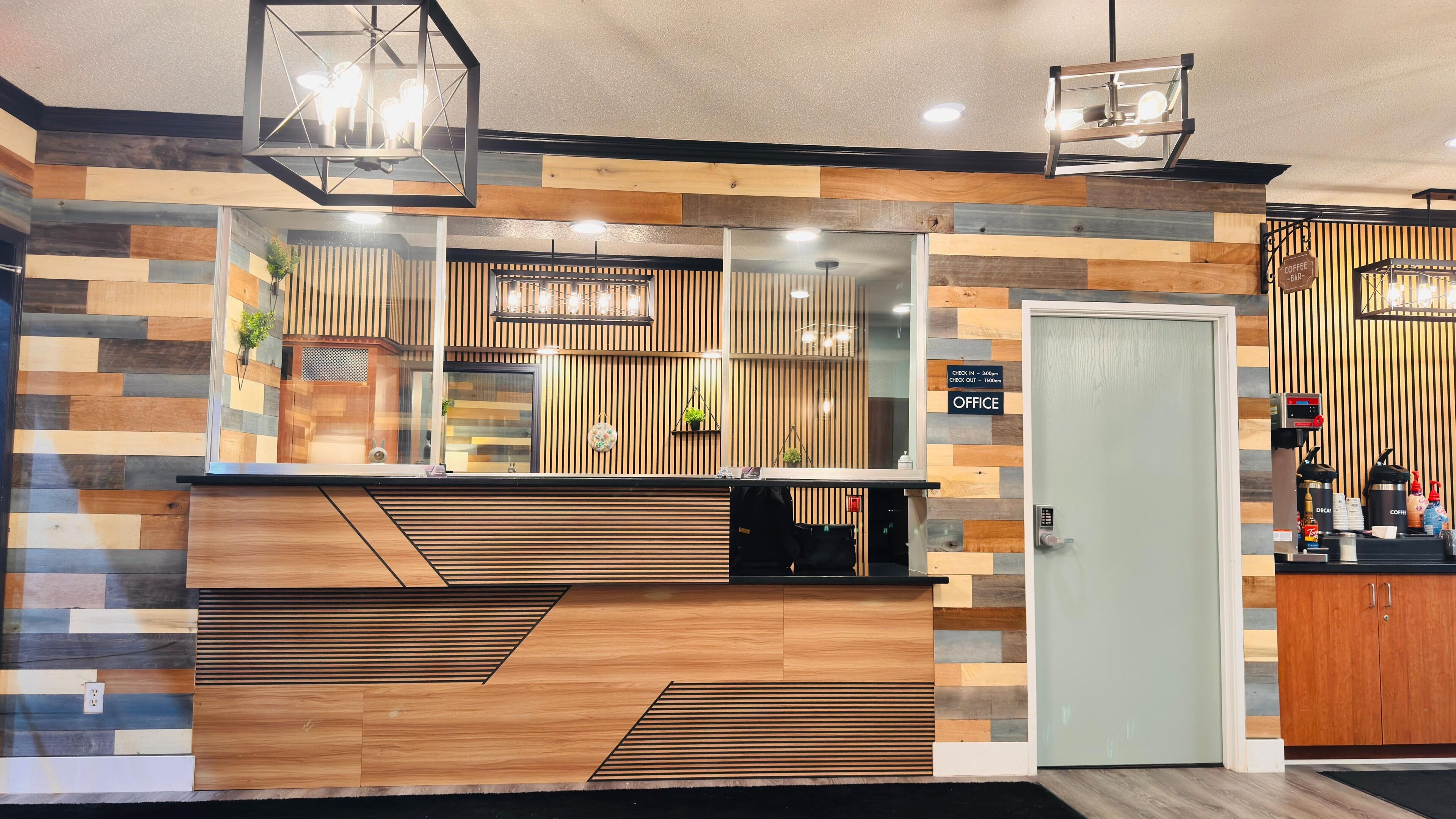 Um balcão de recepção com design moderno, uma placa indicando um escritório e um café.