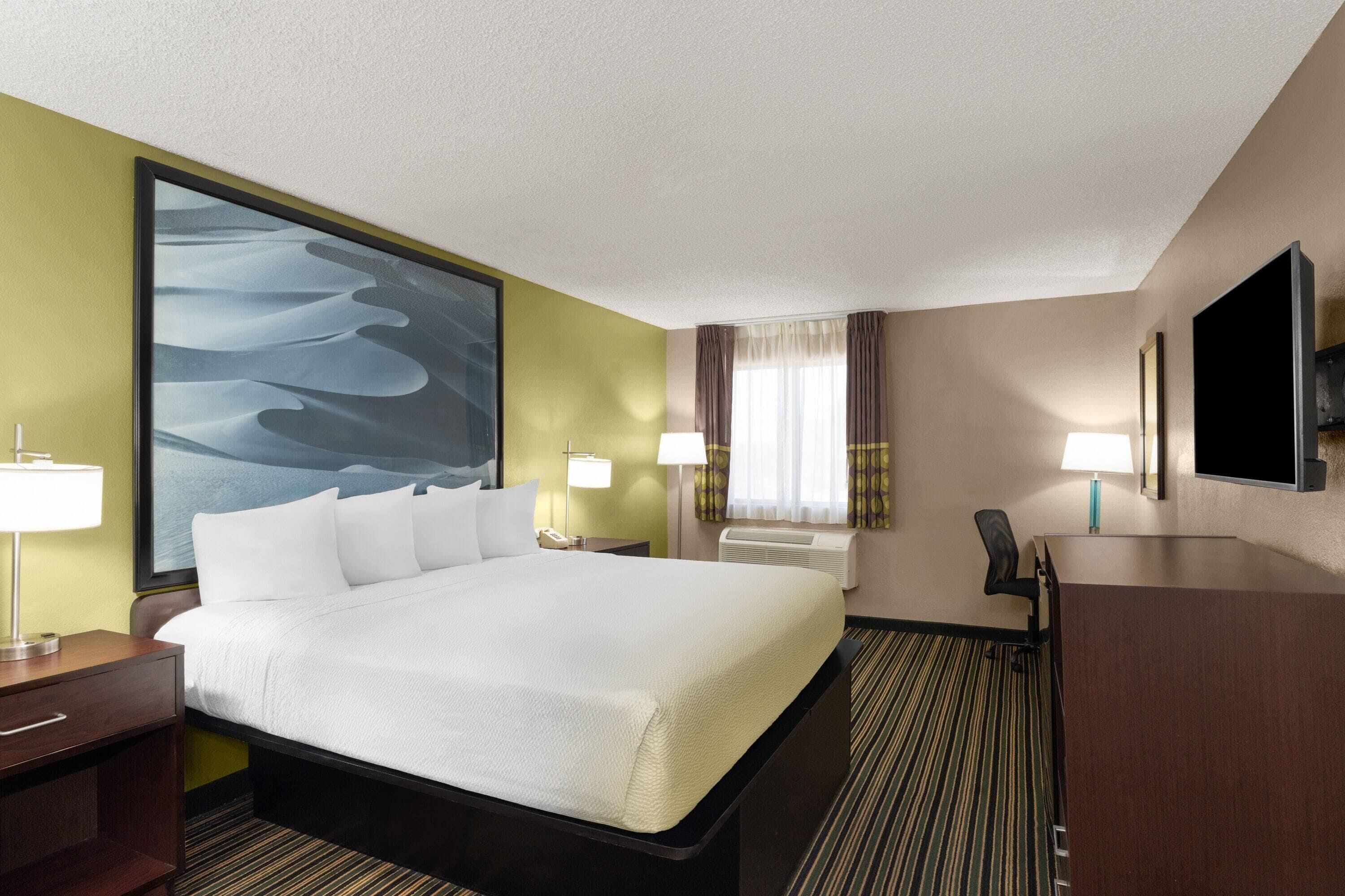 Quarto Standard, 1 cama king-size | Secretária, secretária adequada para computadores portáteis 