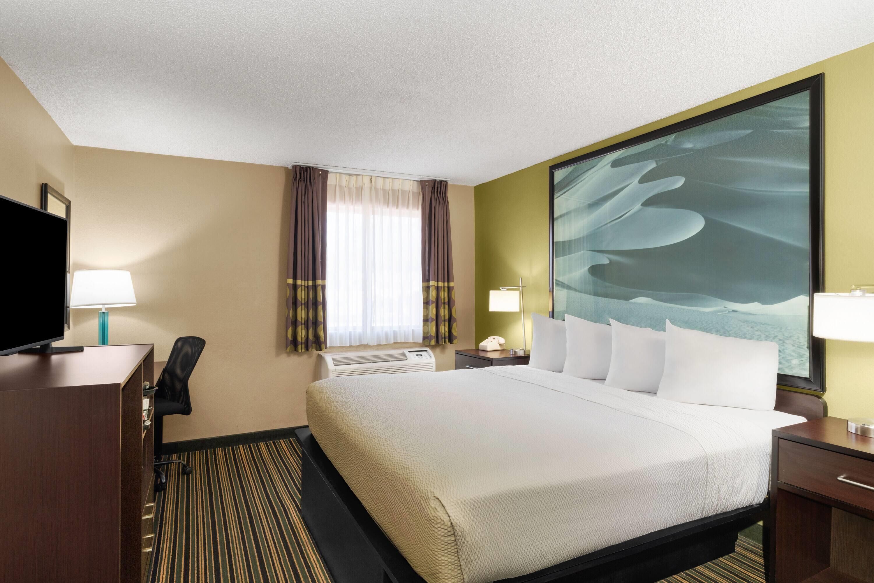 Quarto, 1 cama king-size, acessível, não fumadores | Secretária, secretária adequada para computadores portáteis 