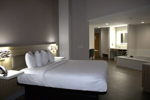 Cofre no quarto, secretária, ferro/tábua de engomar 