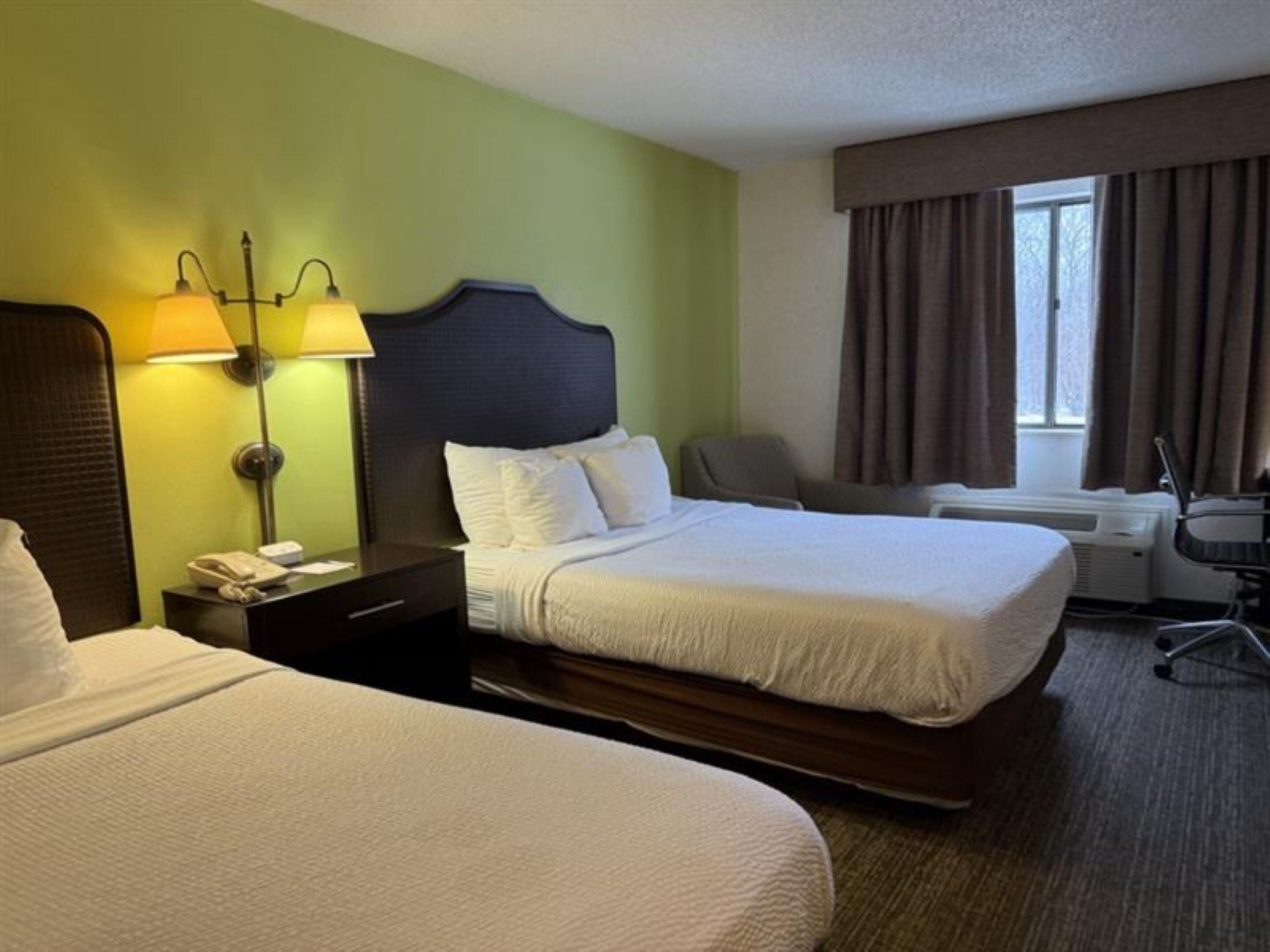 Quarto standard, 2 camas Queen, para não fumantes | Cofres nos quartos, individualmente decorados