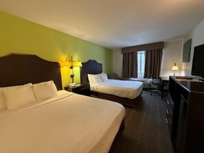 Quarto standard, 2 camas Queen, para não fumantes | Cofres nos quartos, individualmente decorados