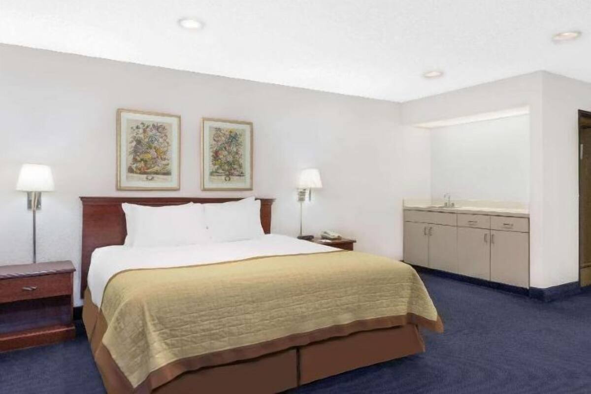 Escrivaninha, ferros/tábuas de passar roupa, berços grátis