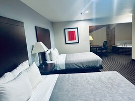 Suite, 2 camas queen-size, não fumadores (Upgrade) | Secretária, ferro/tábua de engomar, Wi-fi grátis 