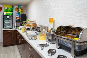 Café da manhã com buffet grátis todos os dias