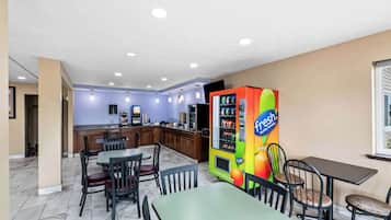 Café da manhã para viagem grátis todos os dias