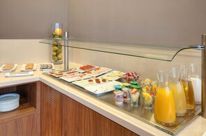 Pequeno-almoço tipo buffet diário mediante uma taxa 