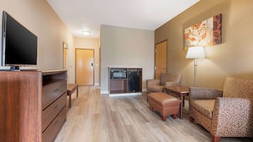 Quarto standard, 1 cama King, para não fumantes, banheira de hidromassagem (Larger Room) | Escrivaninha, espaço de trabalho para notebook
