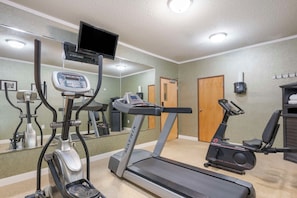 Centro de fitness com esteiras, elípticos e bicicleta ergométrica.