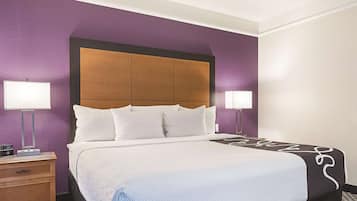 Suite, 1 cama king-size, não fumadores (One Bedroom) | Roupa de alta qualidade, secretária, cortinas/cortinados opacos