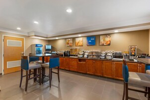 Café da manhã com buffet grátis todos os dias