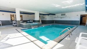 Piscina com deck revestido, sala de trocas e área de recepção.