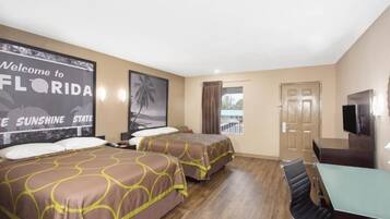 Secretária, ferro/tábua de engomar, berços/camas para crianças grátis