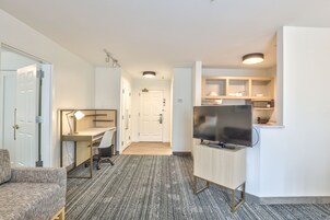 Suite, 2 quartos | Sala de estar | Smart TV de 32 de polegadas com canais via satélite, televisor, Netflix 