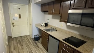 Geladeira, micro-ondas, cooktop, cafeteira/chaleira