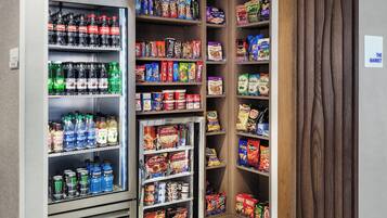 Um expositor refrigerado com diversas bebidas e lanches.