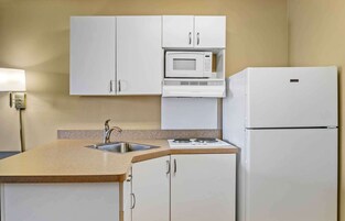 Estúdio, 1 cama queen-size, não fumadores | Cozinha privada | Um frigorífico, um micro-ondas, uma placa de cozinha 