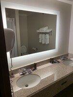 Suite Presidencial, 1 cama king-size e sofá-cama, não fumadores | Casa de banho | Uma combinação polibã/banheira, artigos de higiene pessoal grátis 