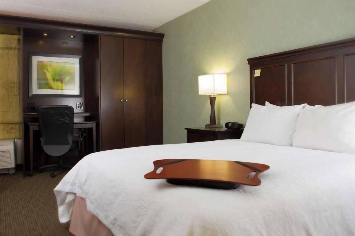 Cofres nos quartos, escrivaninha, espaço de trabalho para notebook