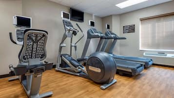 Centro de fitness com esteiras, elíptica e bicicleta ergométrica.