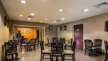 Café da manhã com buffet grátis todos os dias