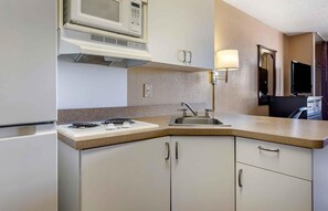 Estúdio, 1 cama queen-size, não fumadores | Cozinha privada | Um frigorífico/congelador grande, um micro-ondas, uma placa de cozinha 