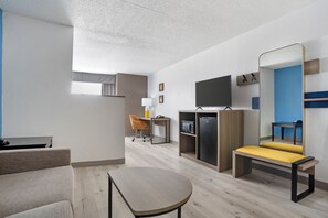 Quarto Standard, 1 quarto (2 person SofaBed) | Sala de estar | TV de ecrã plano 