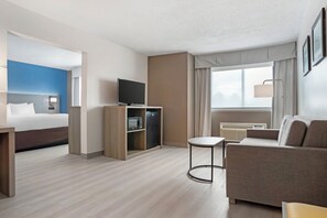 Suite, 1 cama king-size e sofá-cama, não fumadores (2 Person Whirlpool, 2 person Sofabed) | Sala de estar | TV de ecrã plano 